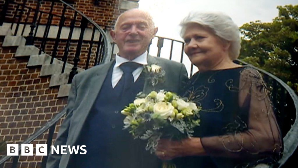 Dorset couple marry after finding love online in their 80s - BBC News