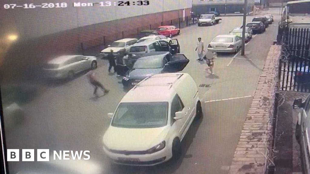 Moment woman and girl escape Birmingham car-jacking - BBC News