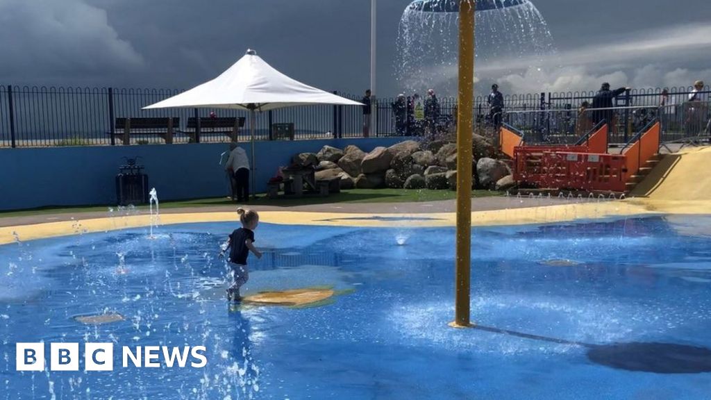 Gosport splash park is losing '2,000 litres a day' - BBC News