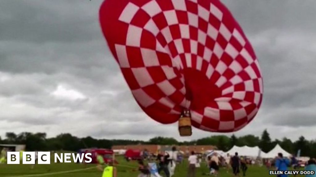 Strong winds cause chaos at Wisconsin hot air balloon festival - BBC News