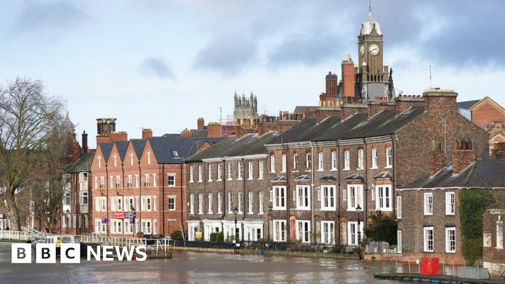 York flooding: Build defences outside city, council says - BBC News