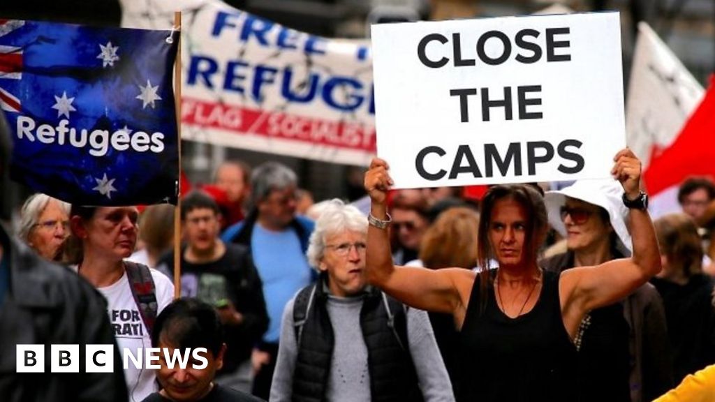 Australians protest over Manus Island camp - BBC News