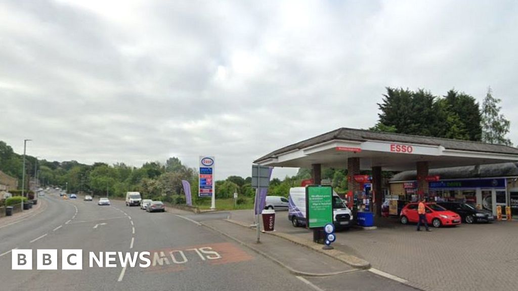 Driver stole motorist's phone after Huddersfield crash - police - BBC News