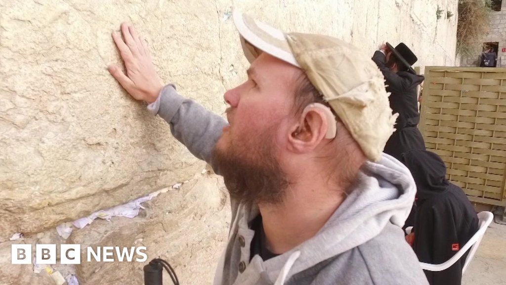 Completely blind backpacker travelling around the world
