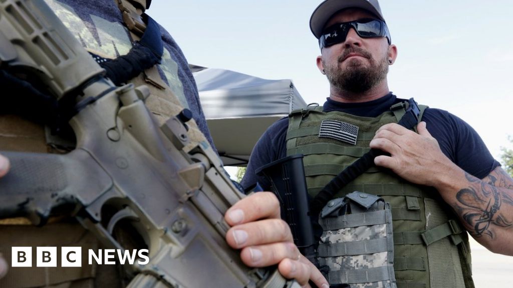 Chattanooga shooting: Pentagon discourages civilian guards - BBC News