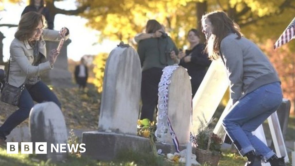 Election 2016: Why are voters queuing at this grave in New York? - BBC News