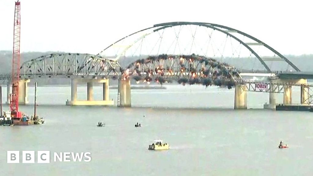 Bridge blown up over Lake Barkley - BBC News