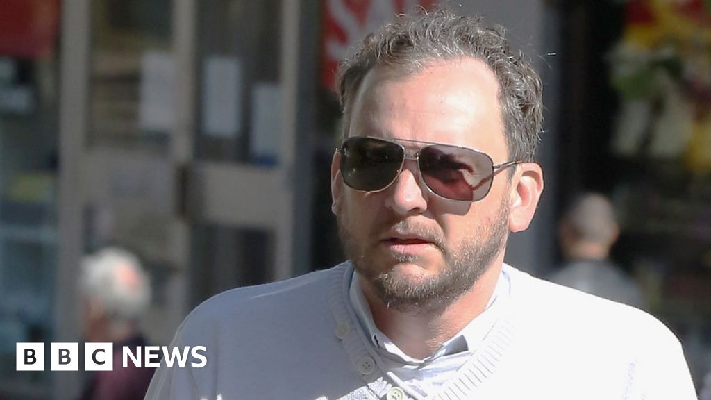 Hertfordshire PCSO sacked and sentenced over sex messages - BBC News