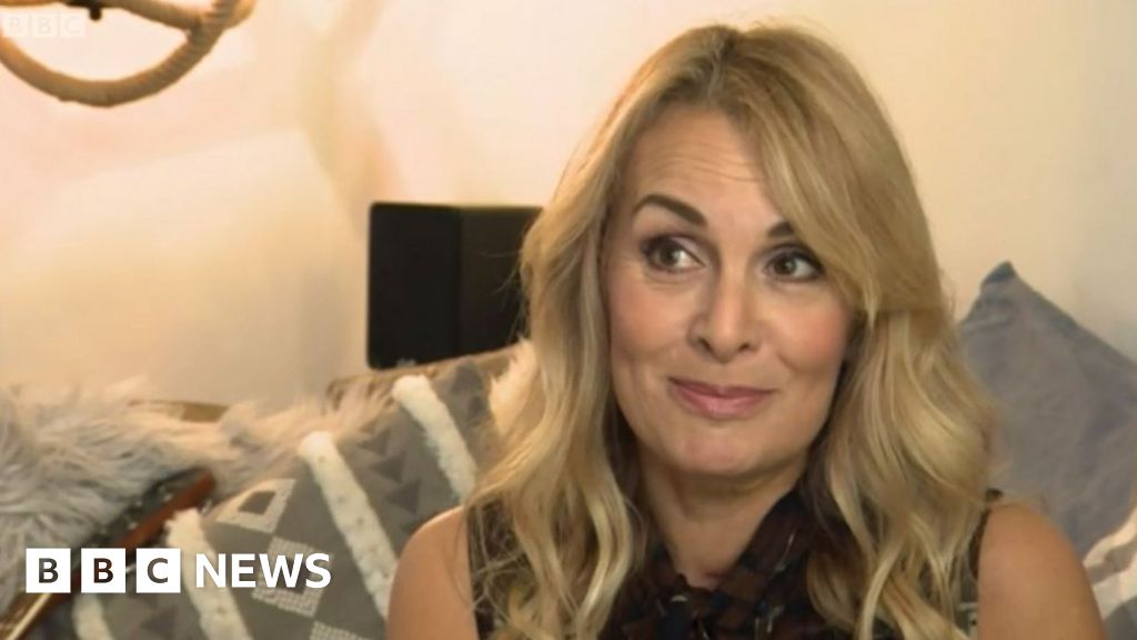 Bucks Fizz star Jay Aston back on stage after cancer operation - BBC News