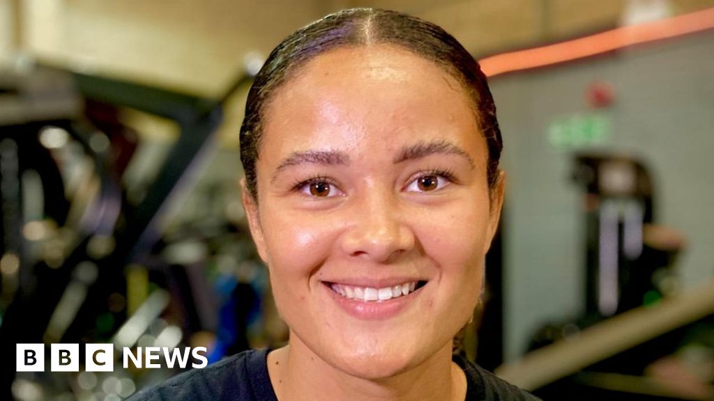 Women's football: 'I'm a pro footballer but I have a second job' - BBC News