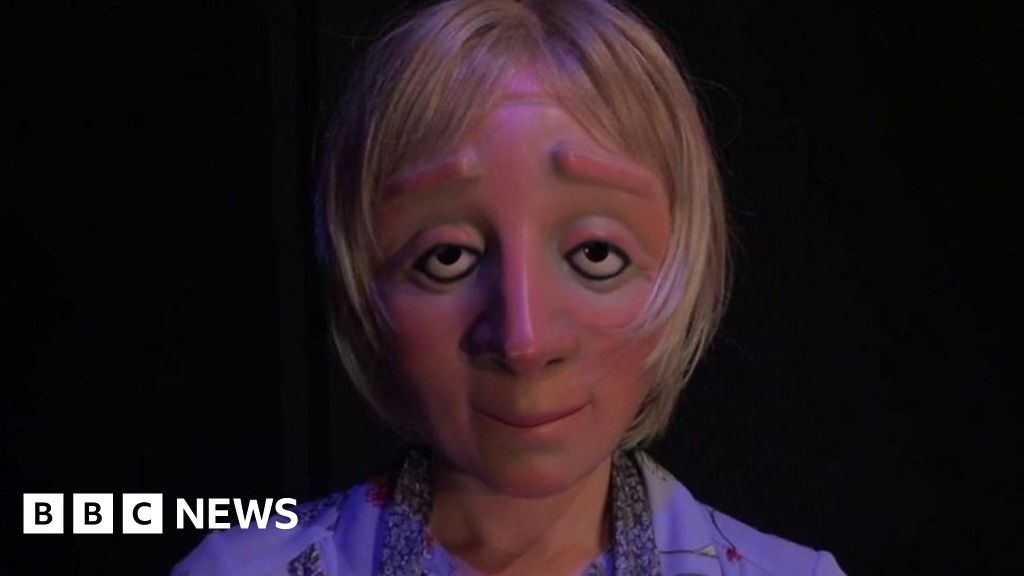 Worcester-based mask theatre company on nationwide tour - BBC News