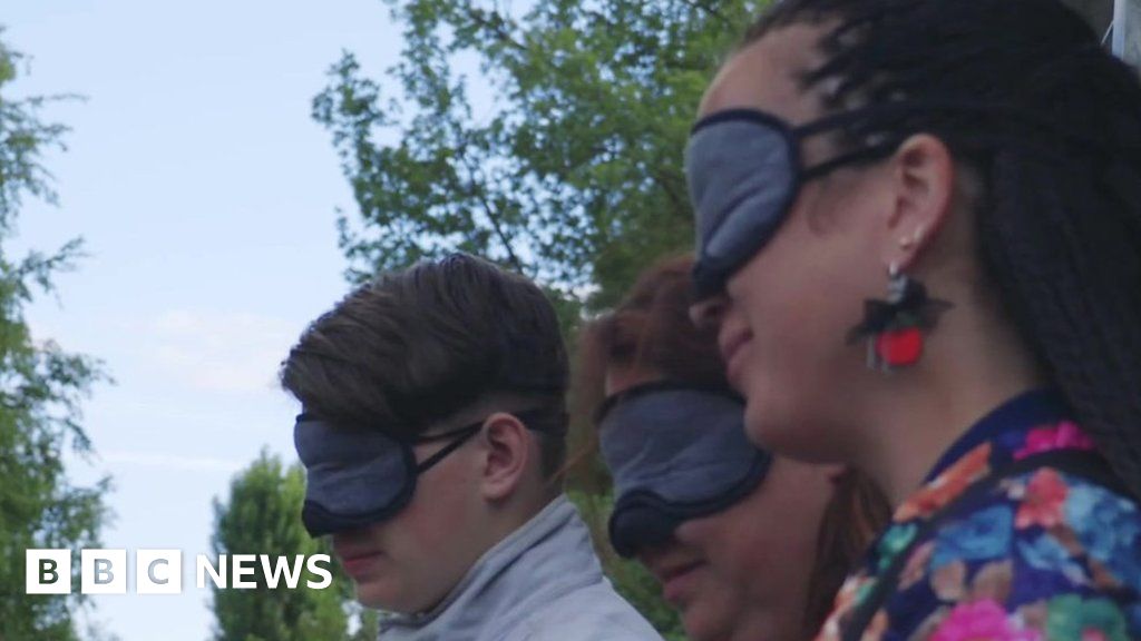 Blind man gives blindfolded tour of St Petersburg