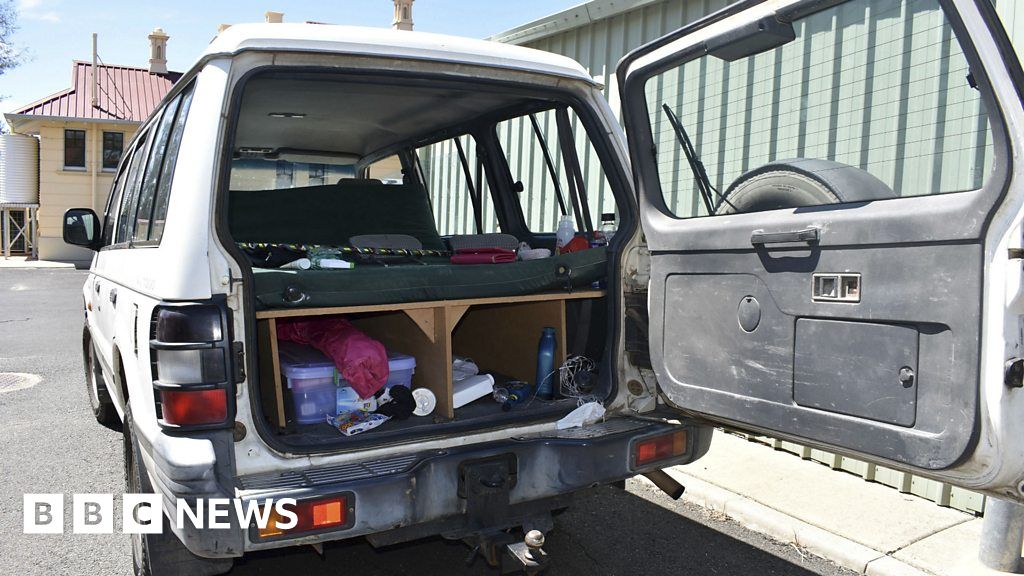 A journalist describes how a UK backpacker was held captive - BBC News