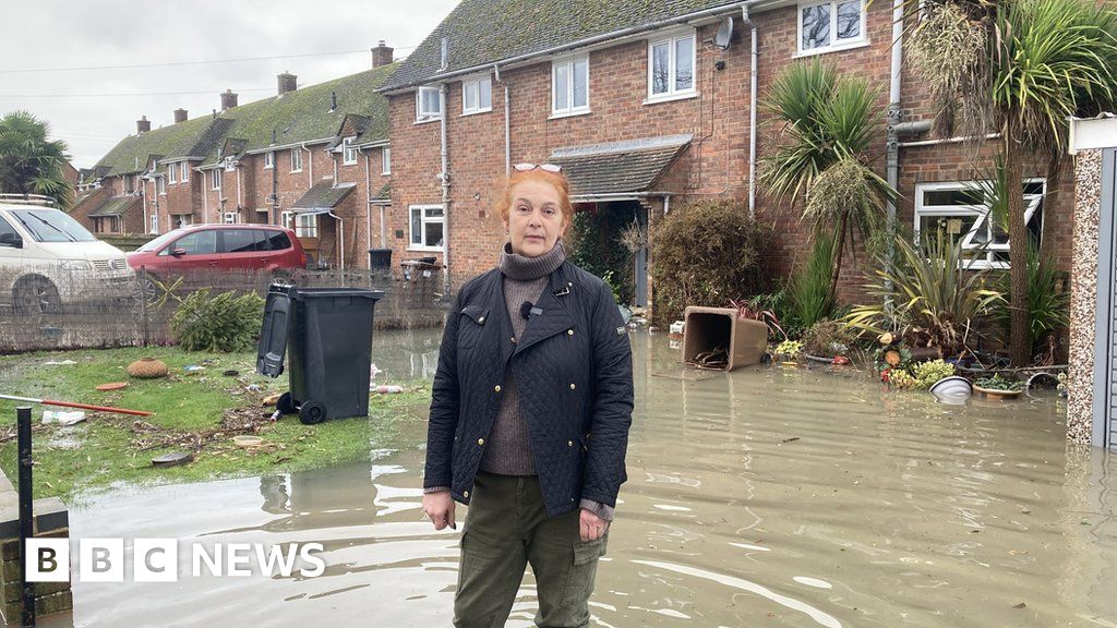 Oxfordshire flooding: Homes and cars submerged after heavy rain - BBC News