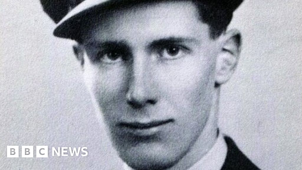 Scampton pub sign honours Dambusters pilot - BBC News