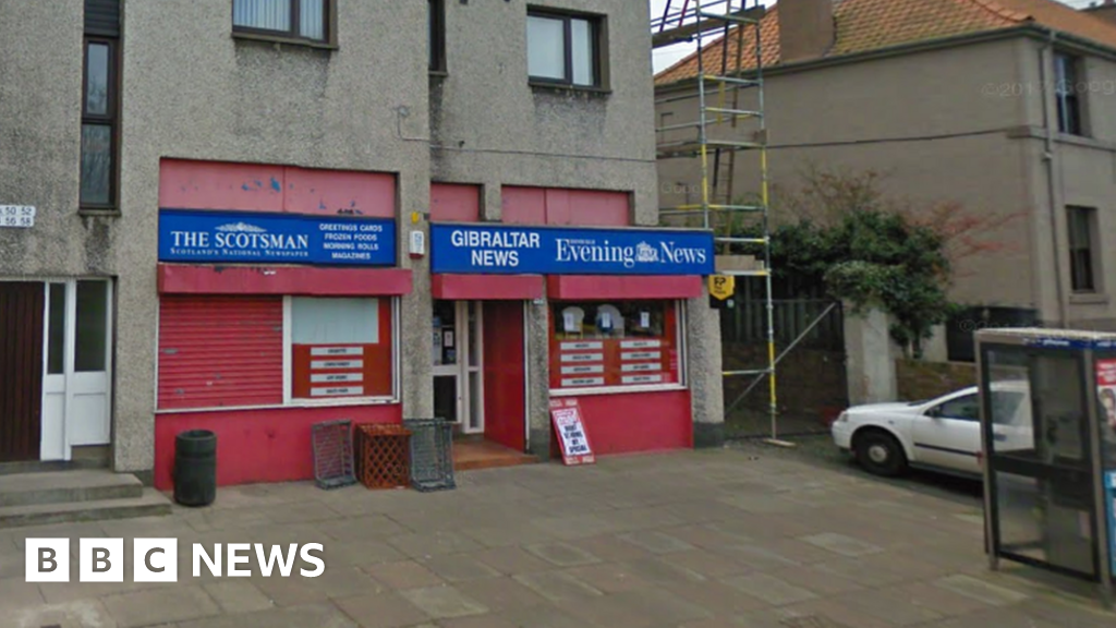 Shopkeeper Fights Off Armed Robber With Racquet