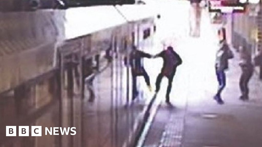 Man dragged by Metrolink tram after door system failure - BBC News
