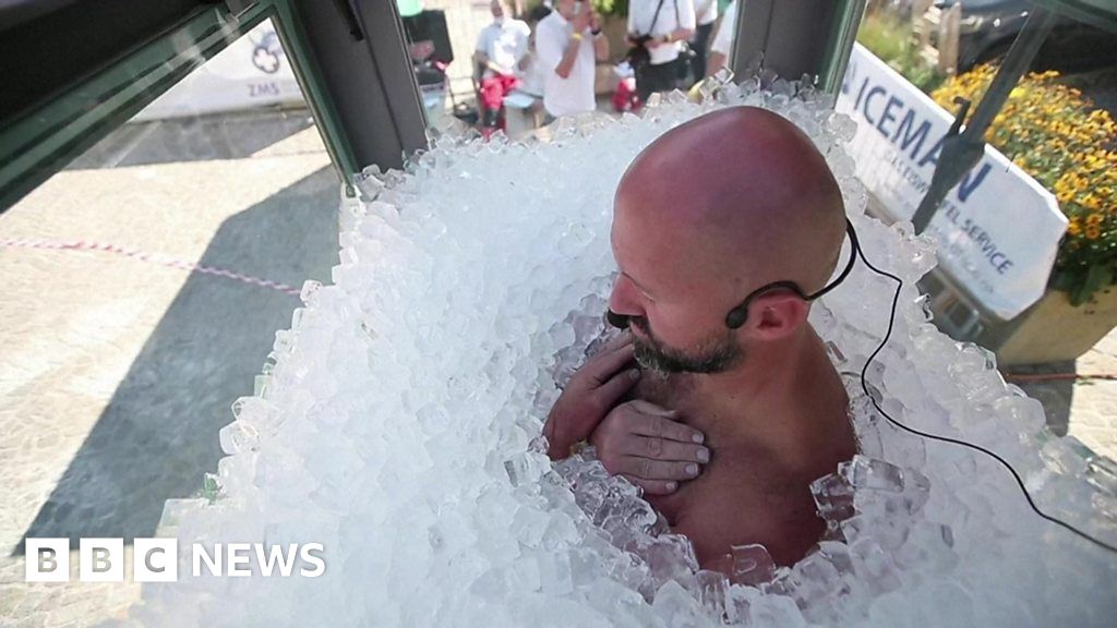 Man in box of ice breaks world record - BBC News