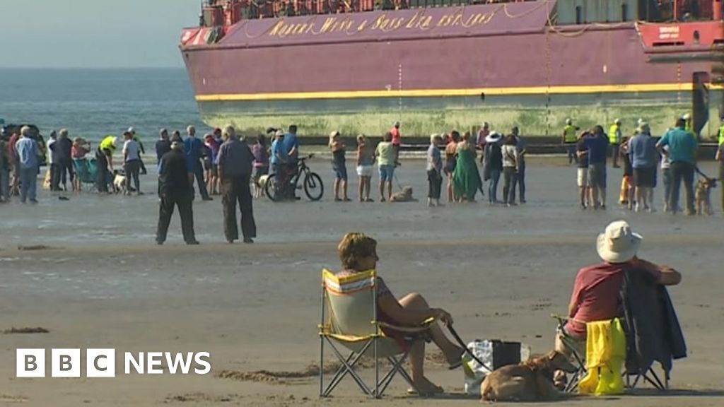 Porthmadog: Crowds watch 128-tonne transformer beach landing