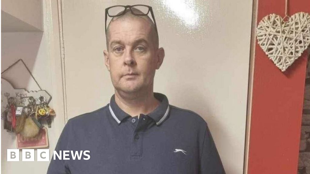 Rotherham man drops 10 stone in a year after quitting booze - BBC News