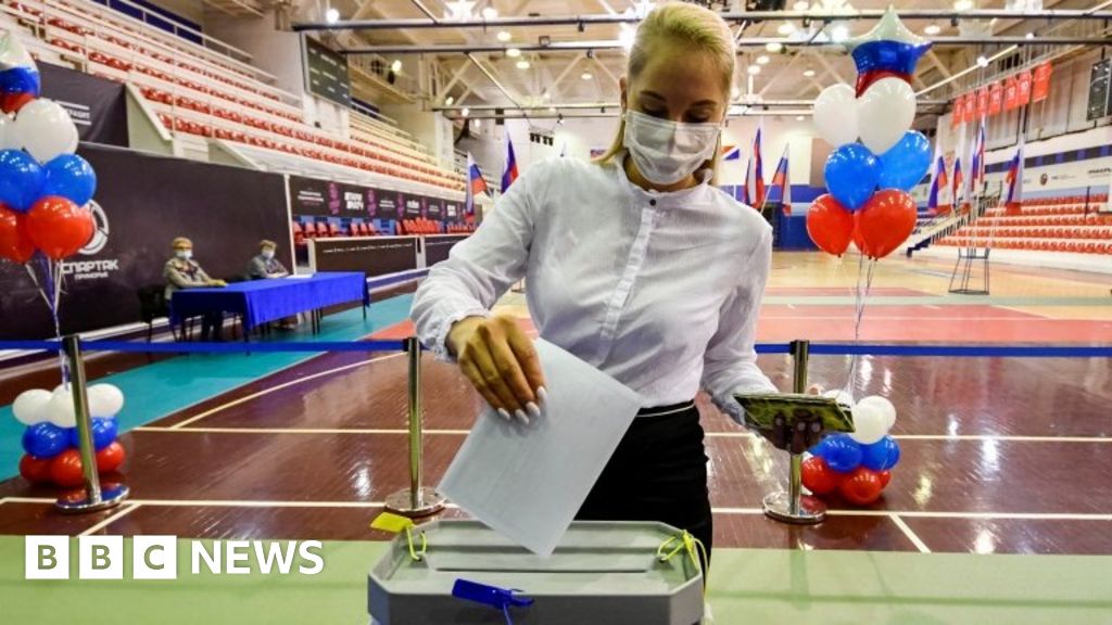 Russians vote on Putin's reforms to constitution - BBC News