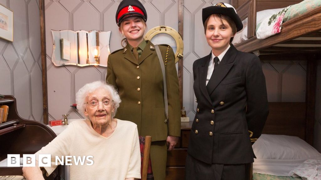Maidstone care home recreates 1952 ship cabin for resident - BBC News