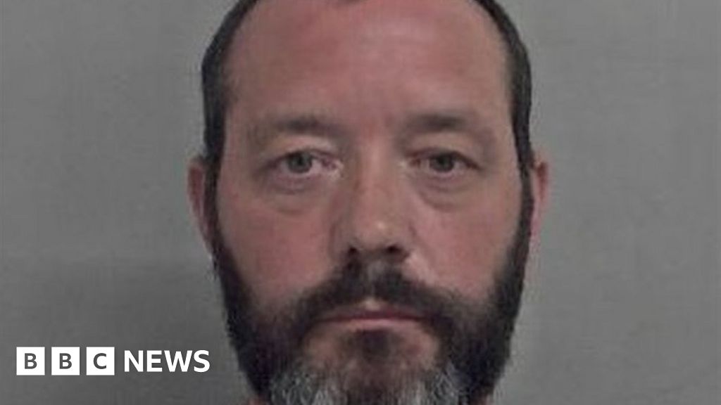 Simon Smith: PCSO jailed for sexual relations with women - BBC News