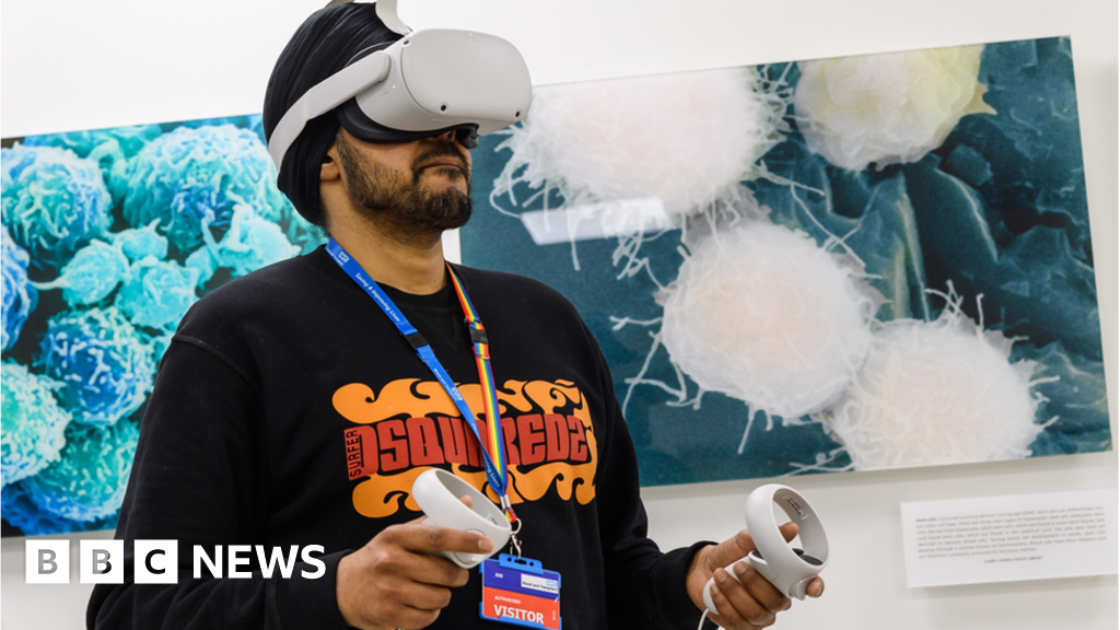 VR app shows people how to match blood for transfusion - BBC News