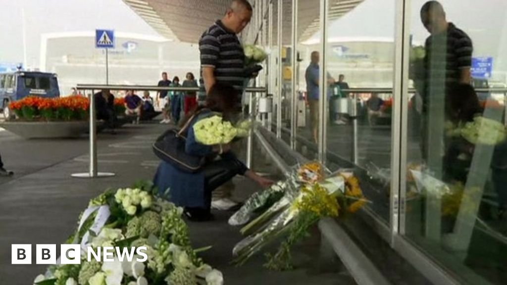 MH17 memorials held on first anniversary of air disaster - BBC News