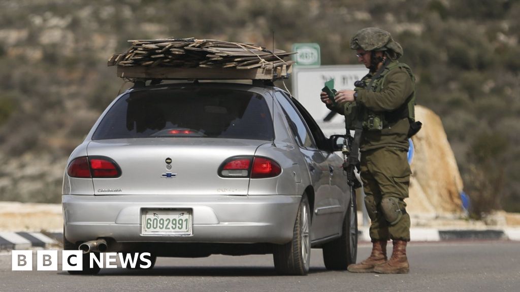 Israel restricts entry to Ramallah after shooting attack - BBC News