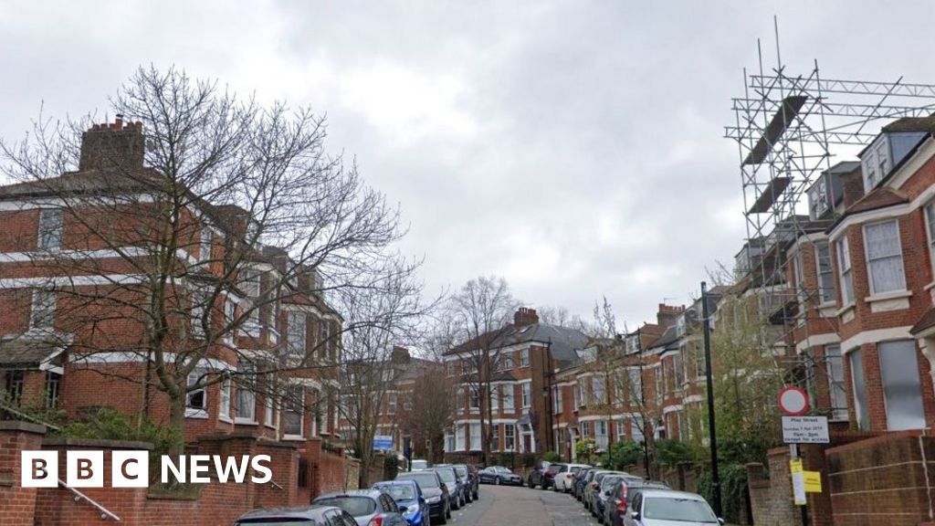 Islington shooting: Murder inquiry after teenager shot in head - BBC News