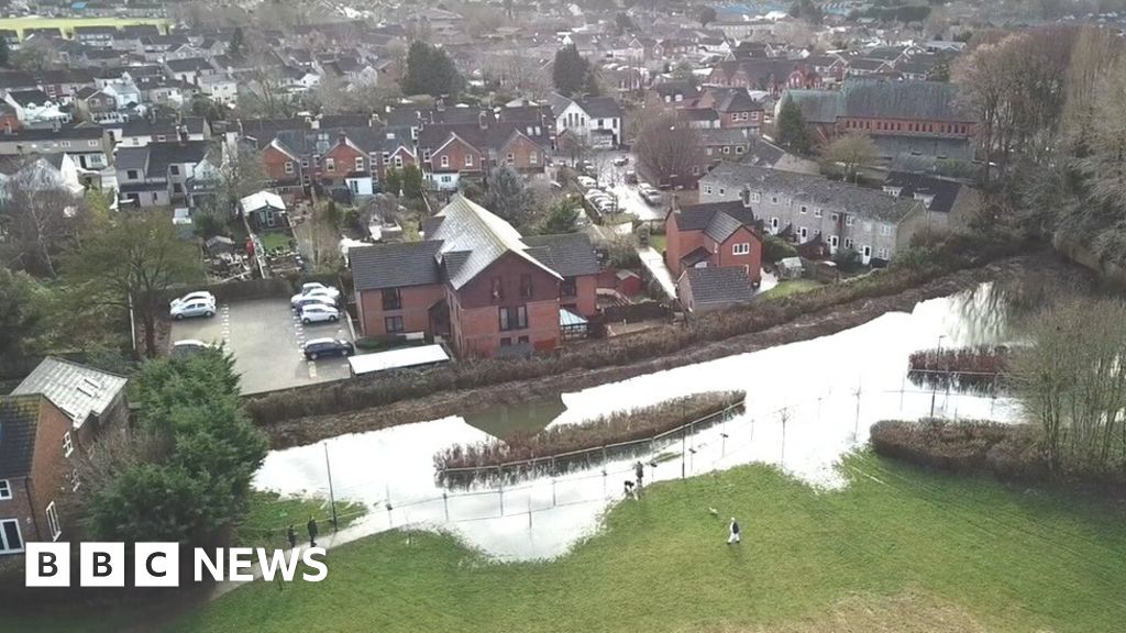 Swindon flood defence pond overflows and causes flooding - BBC News