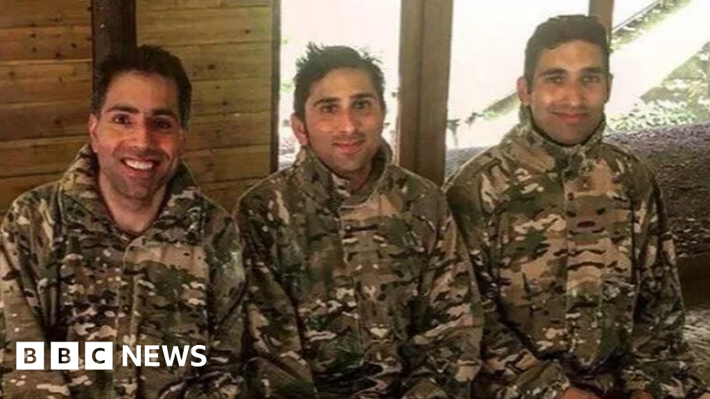 Gogglebox Siddiqui family apologise for IS joke on Facebook - BBC News