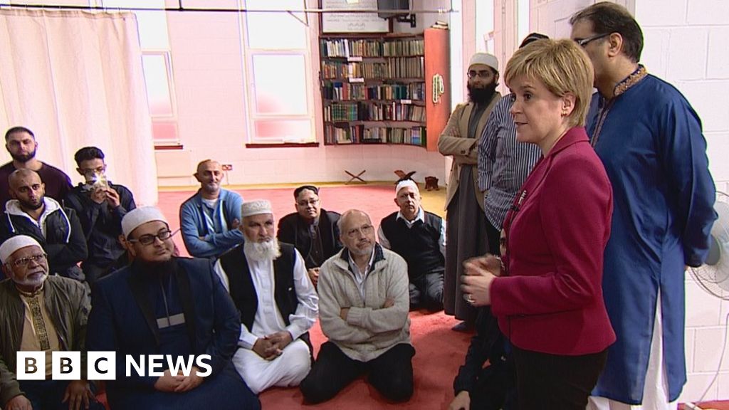 First Minister's mosque visit 'mark of solidarity' - BBC News