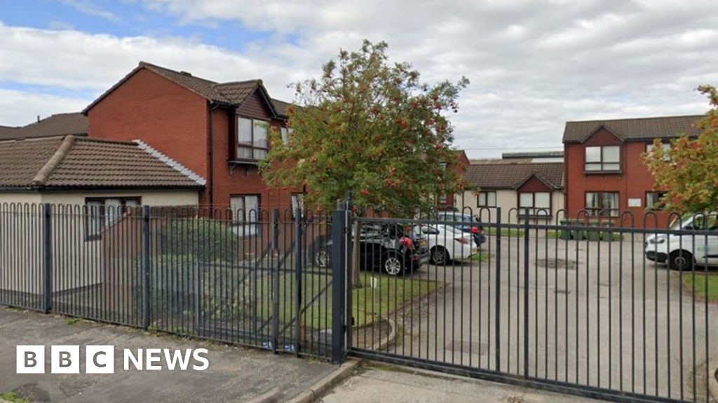Birkenhead fire: Man found dead after flat blaze - BBC News