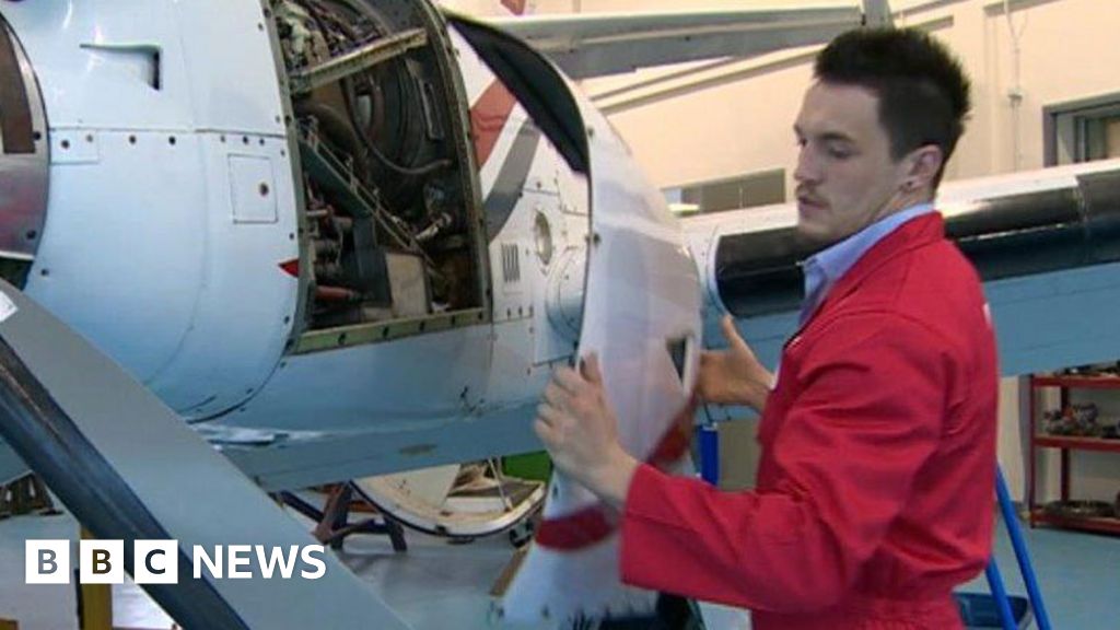 Engineering students' hands-on aircraft maintenance - BBC News
