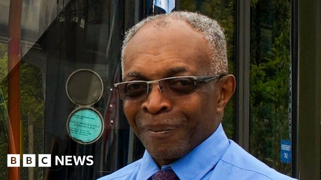 Bus driver who helped set up Caribbean carnival honoured - BBC News
