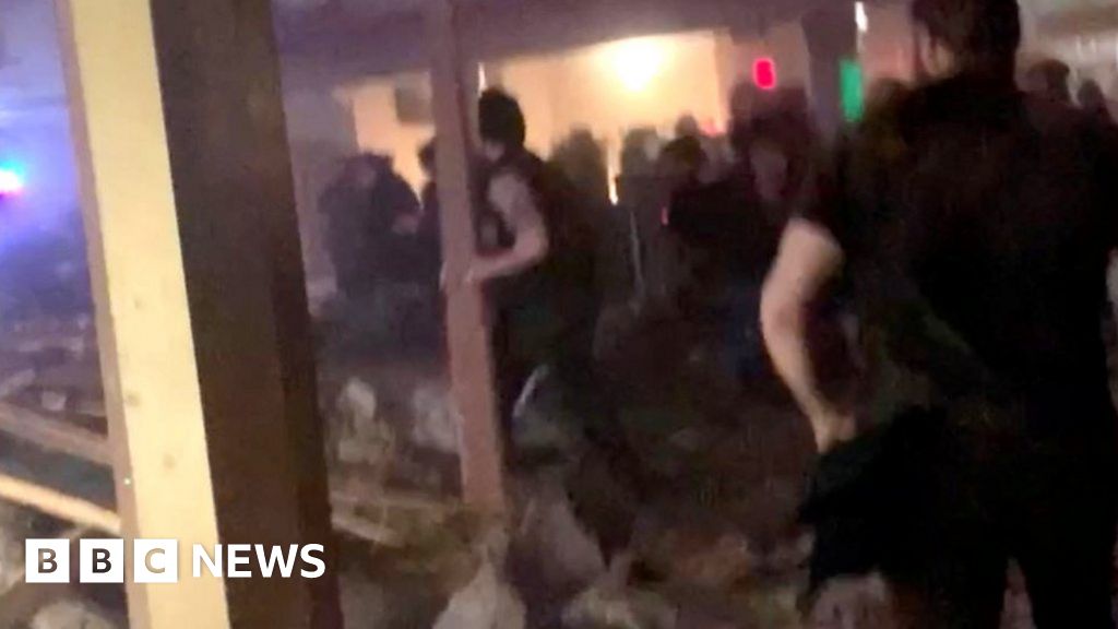 Illinois Apollo Theater collapse: People sift through debris - BBC News