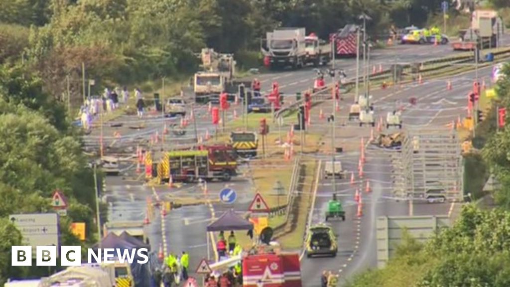 Shoreham air crash: Debris removed as investigation begins - BBC News