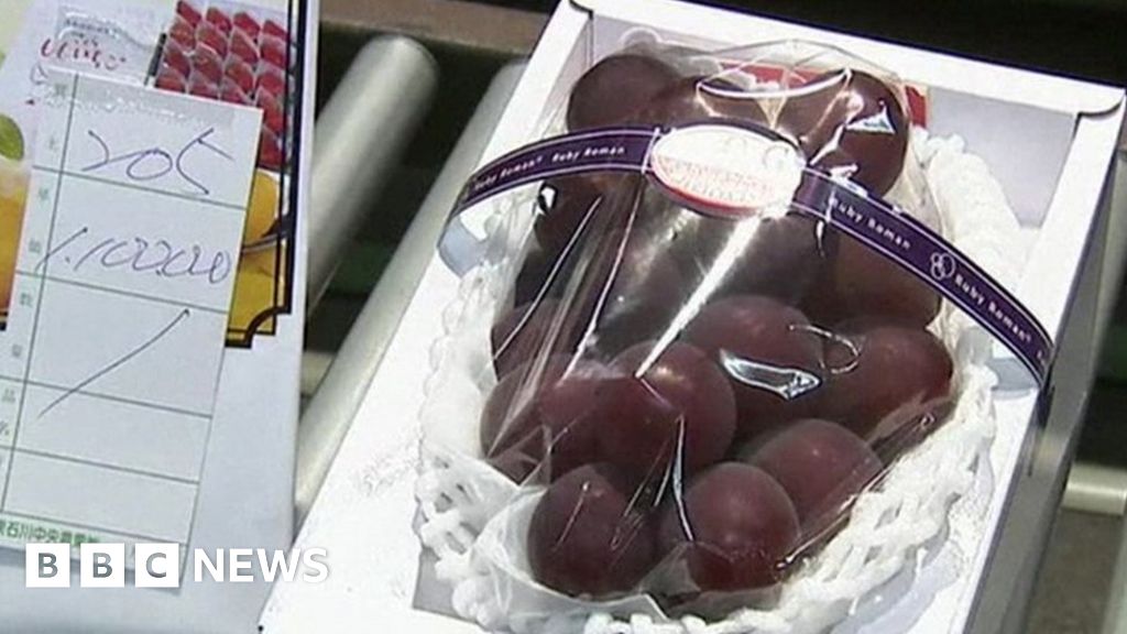 Japanese grapes auction: Ruby Romans fetch record price - BBC News