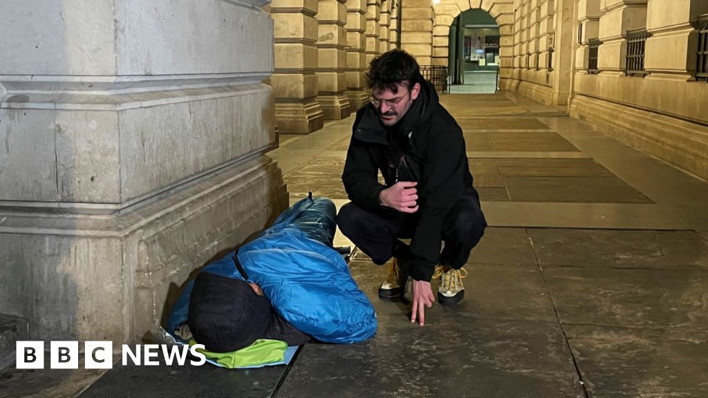 Homeless outreach workers see large rise in rough sleepers in Nottingham - BBC News