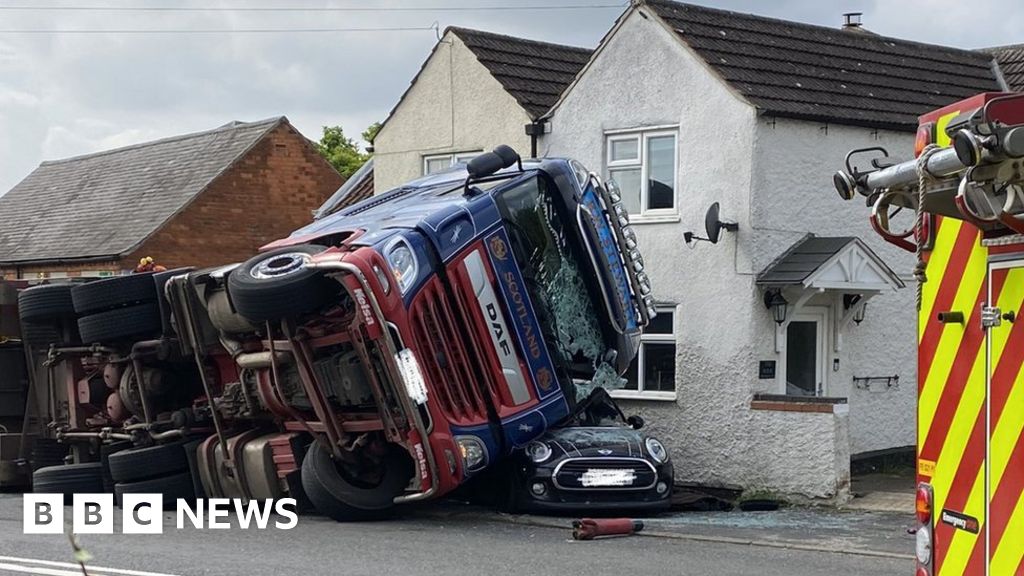 Cows dead after lorry carrying them overturns in Upper Broughton