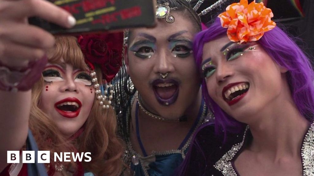 Asia's largest gay pride parade held in Taiwan - BBC News