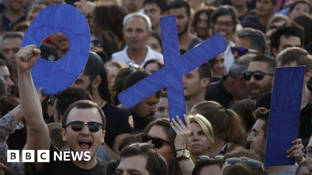 Greece debt crisis: Mass rival rallies over bailout vote - BBC News