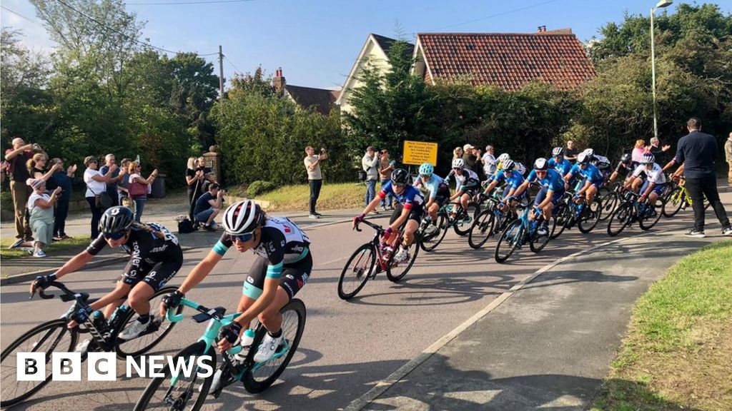 Women's Tour: Hundreds line Suffolk streets for final leg