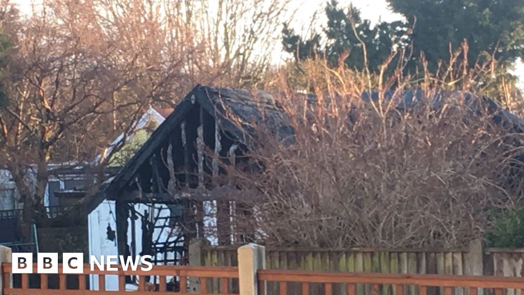 Hemsby house fire leaves one person dead - BBC News