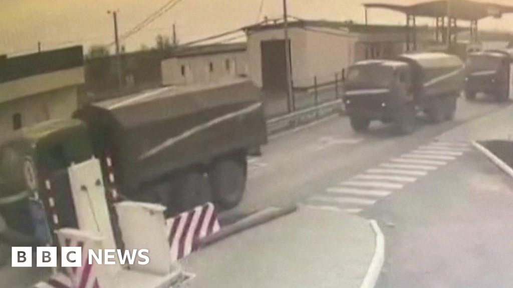 Ukraine crisis: CCTV shows Russian military crossing Crimean border