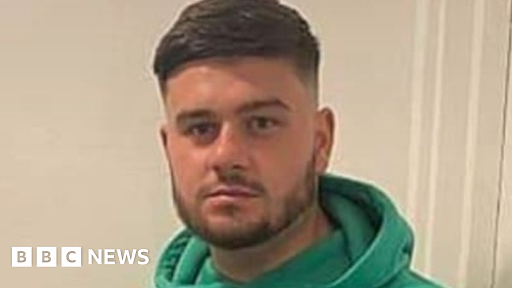 Family pays tribute to man who died on M25 in Hertfordshire - BBC News