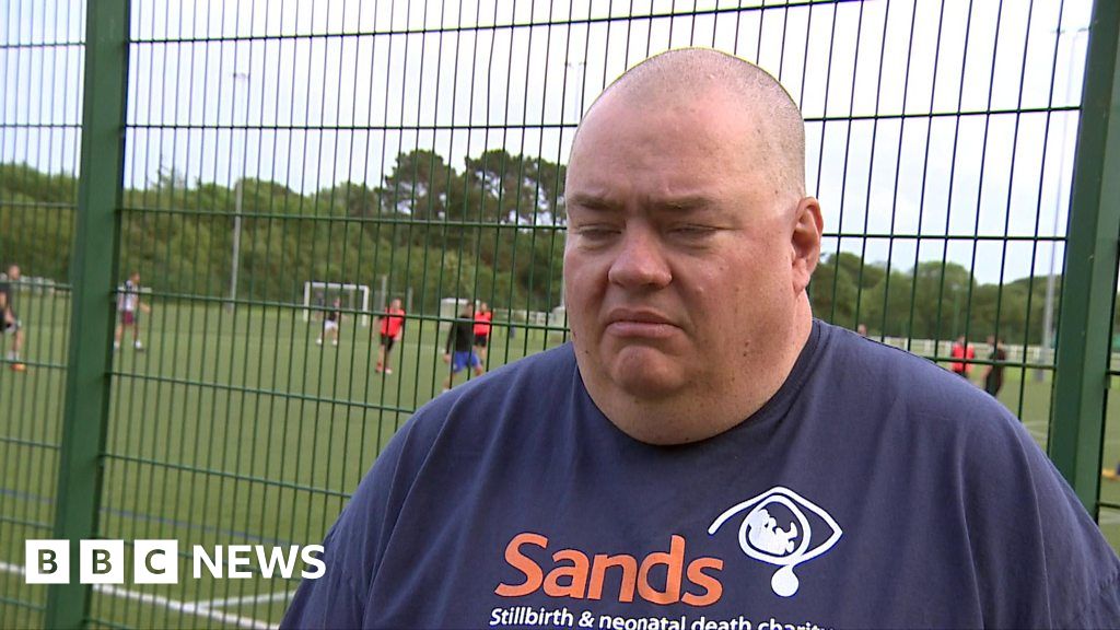 Football support group for dads who have lost babies - BBC News