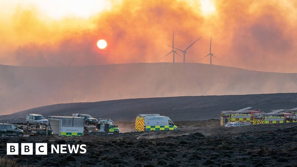 Major wildfire threatens Moray wind farm - BBC News